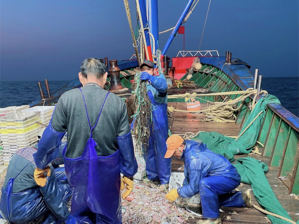 How to stop net dumping in China’s largest fishing ground | Dialogue Earth
